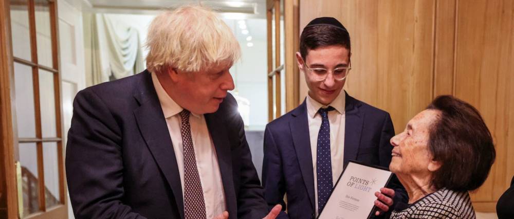 A brit miniszterelnök magas rangú elismerést nyújtott át Lily Ebert ...