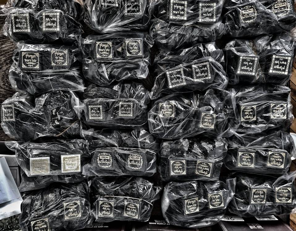 Új tálitok, mezuzák, tefilinek a Budapesti Rabbiságon | Mazsihisz